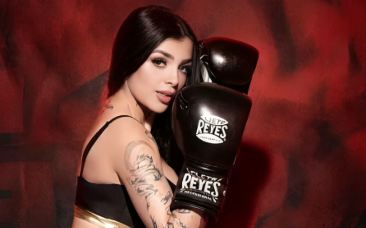 Karely Ruiz roba cámara con vestido ceñido al cuerpo en la alfombra ...