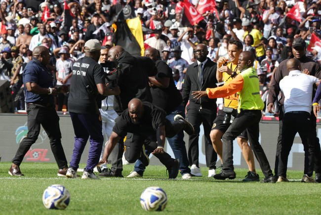 Watch | Soweto derby chaos: Warm-up brawl between Chiefs and Pirates ...