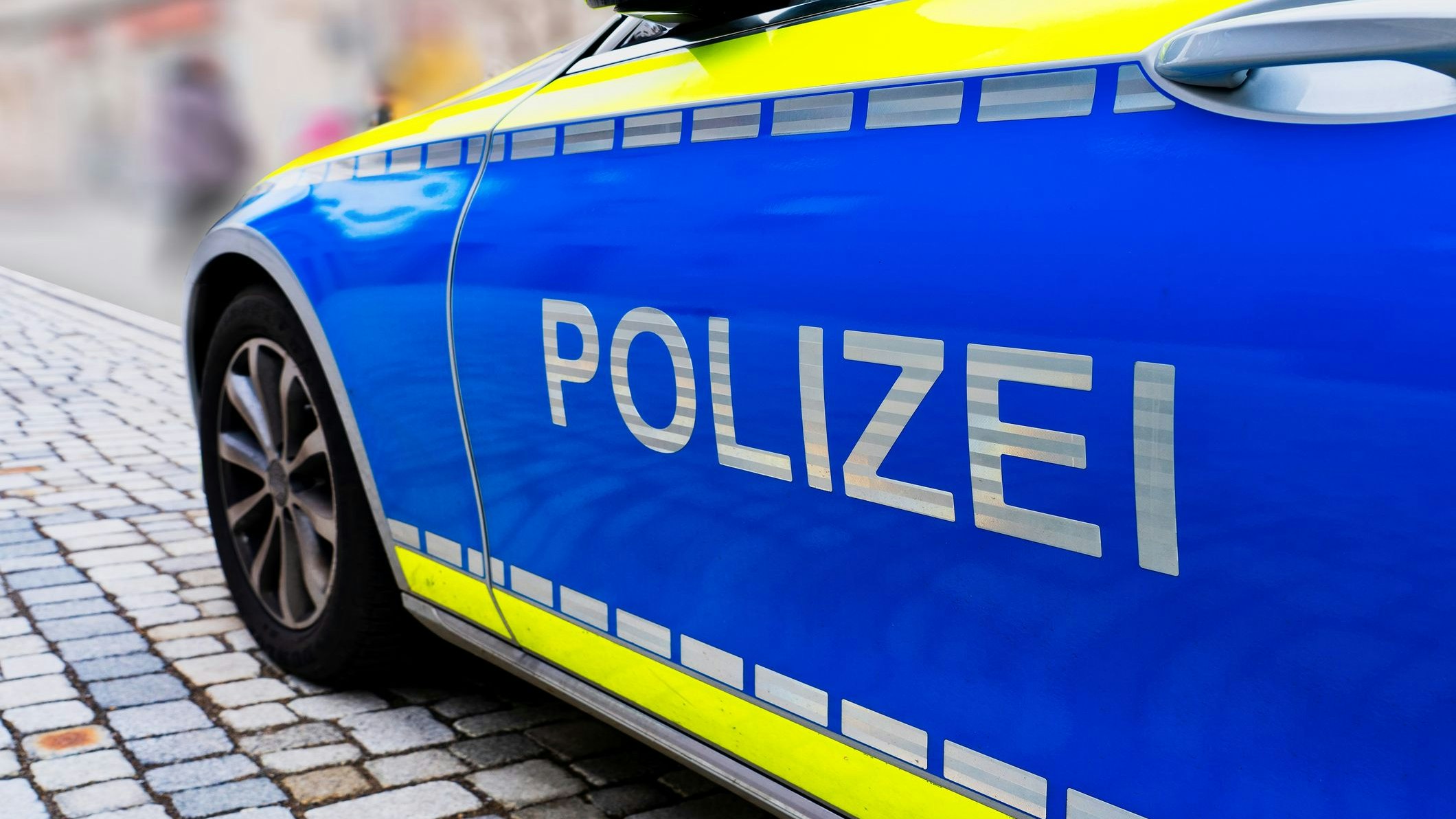 Unbekannte werfen E-Scooter von Brücke auf Autobahn