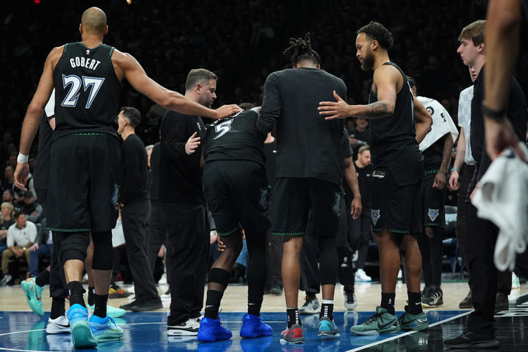 Wolves' Anthony Edwards has bone bruise in left knee and is likely to ...