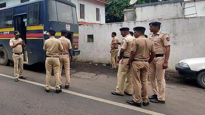 Two theft case accused escape from police custody in North Paravoor