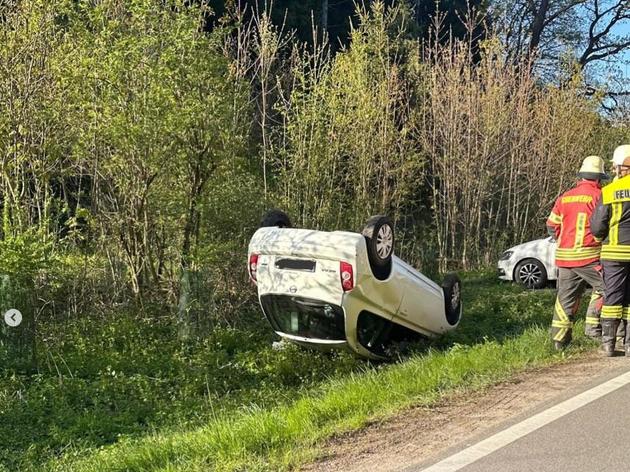 Wegen Griff nach dem Handy: Auto mit drei Kindern an Bord überschlägt sich