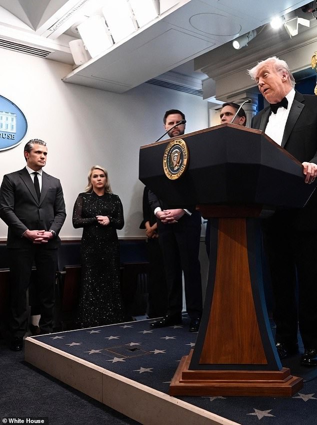 Karoline Leavitt shares dramatic behind-the-scenes photos in the Oval ...