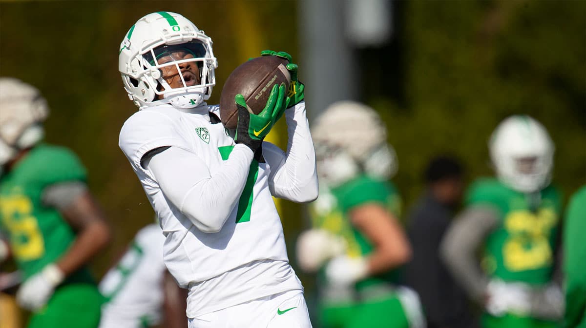 Oregon football’s Evan Stewart drops Christmas comparison for injury return