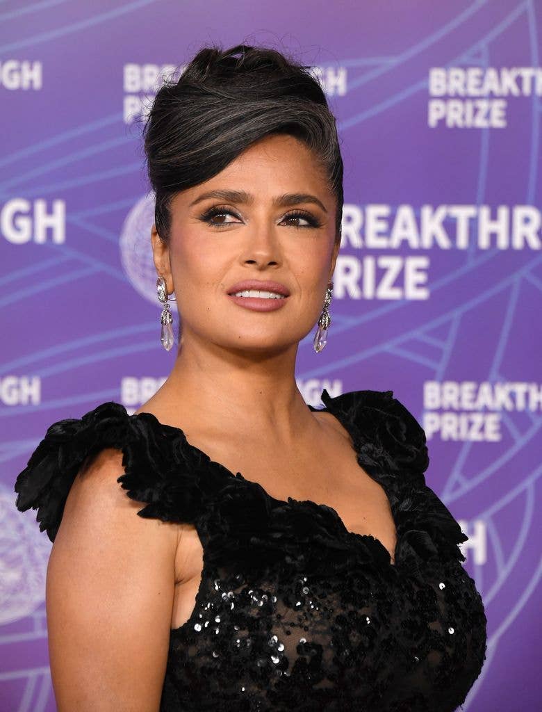Salma Hayek embraces her gray hair in the most youthful way yet in head ...