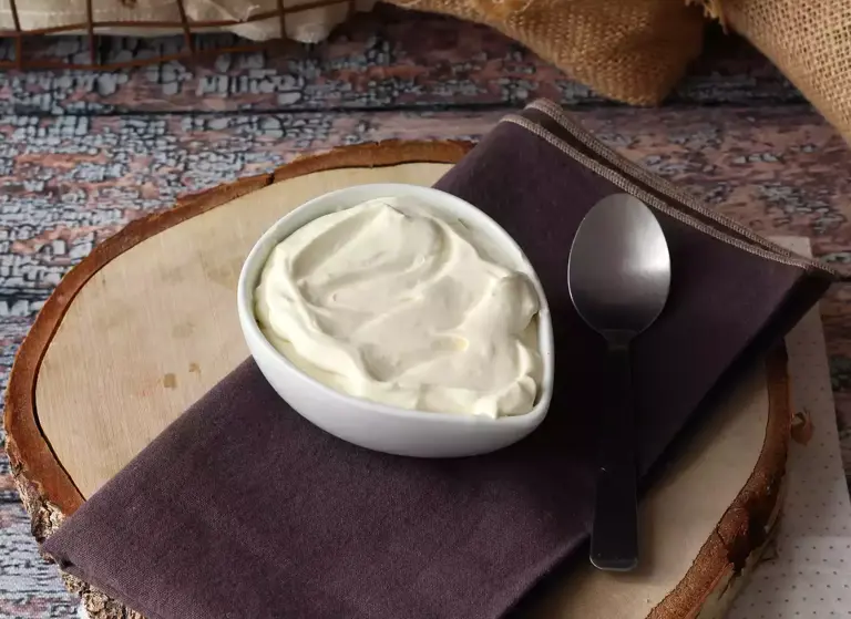Vanilla whipped cream, perfect to stuff layer cakes or to decorate a cake!