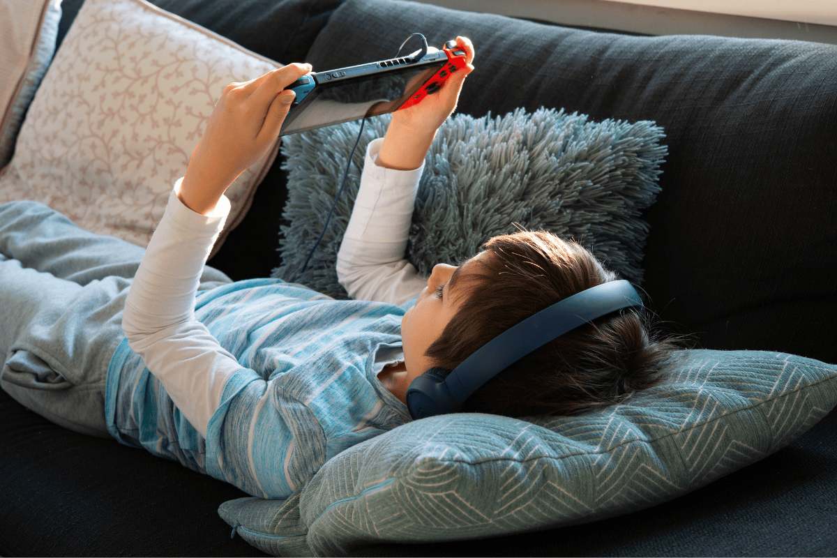 Parents warned to stop obsessing over kids' screen-time hours and ask ...