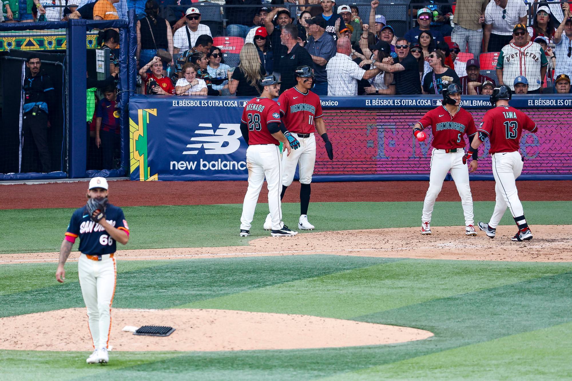 Diamondbacks stun Padres with 10 late runs in Mexico City