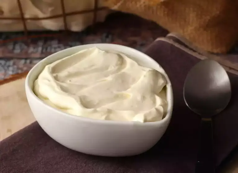 Vanilla whipped cream, perfect to stuff layer cakes or to decorate a cake!