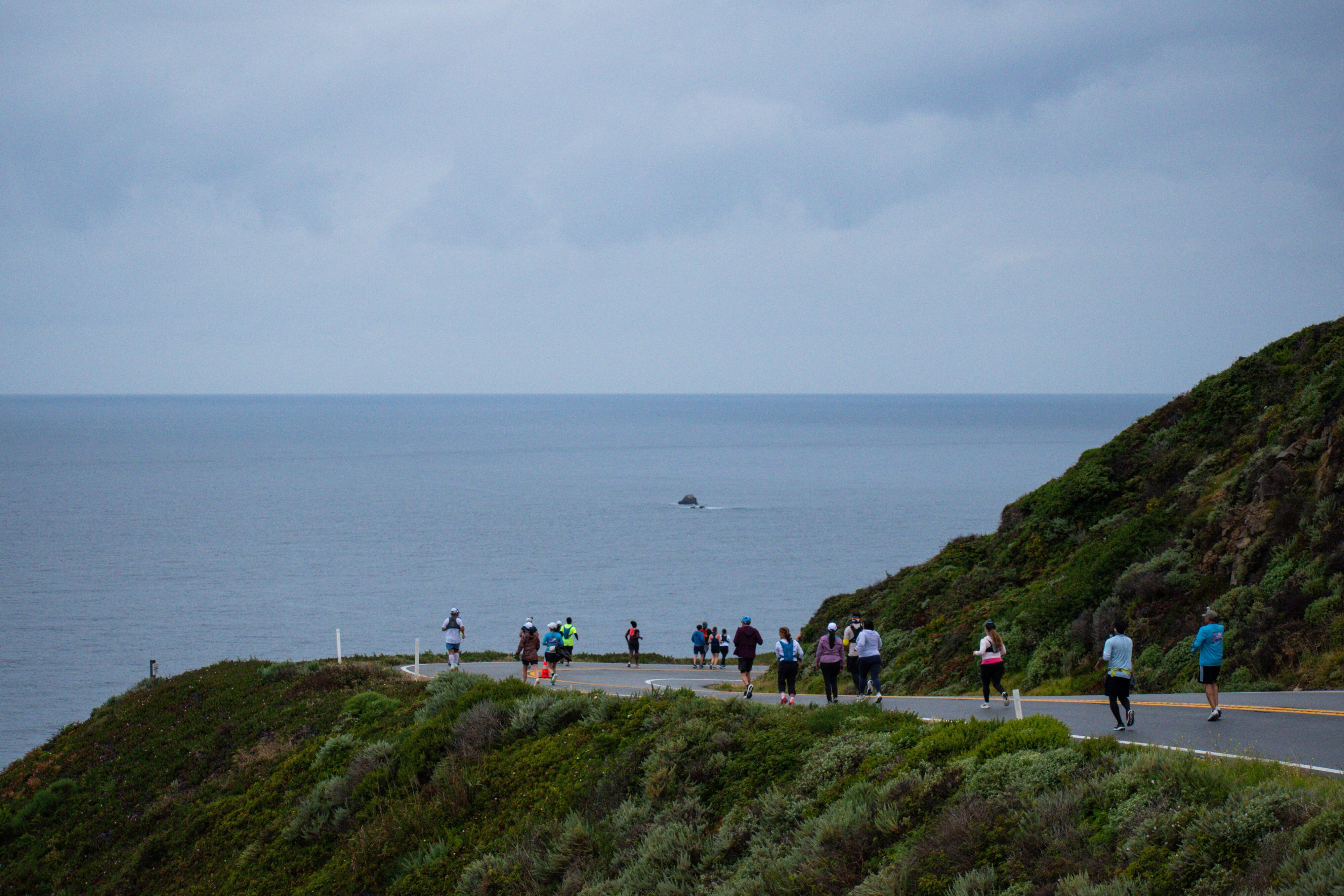 Runners praise Big Sur Marathon courses, enjoy cool rainy weather