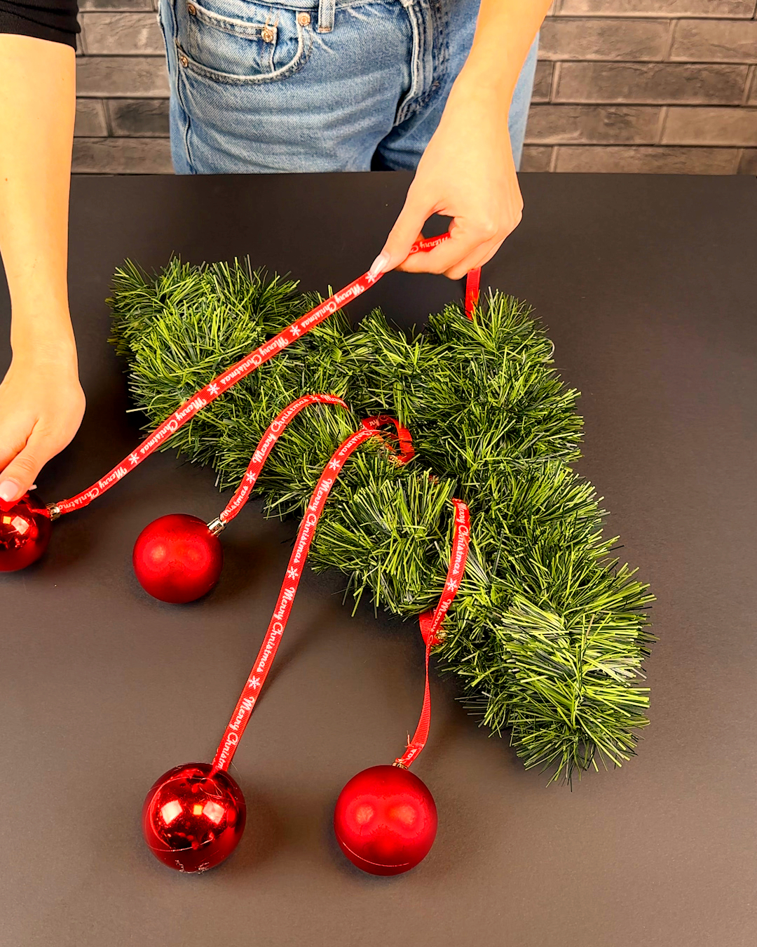 Turn ordinary objects into unique Christmas decorations🎄