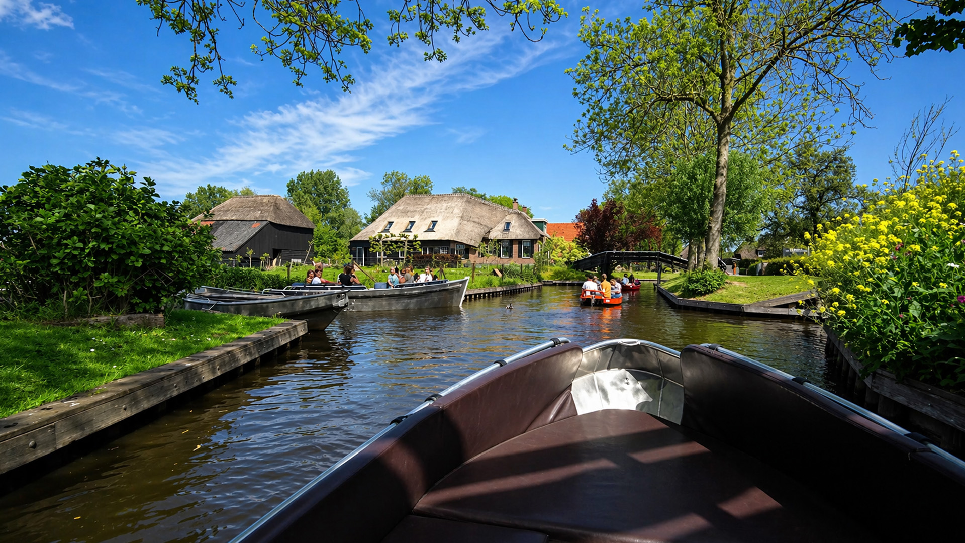 గీత్హోర్న్ కాలువల్లో ప్రశాంతమైన పడవ ప్రయాణం