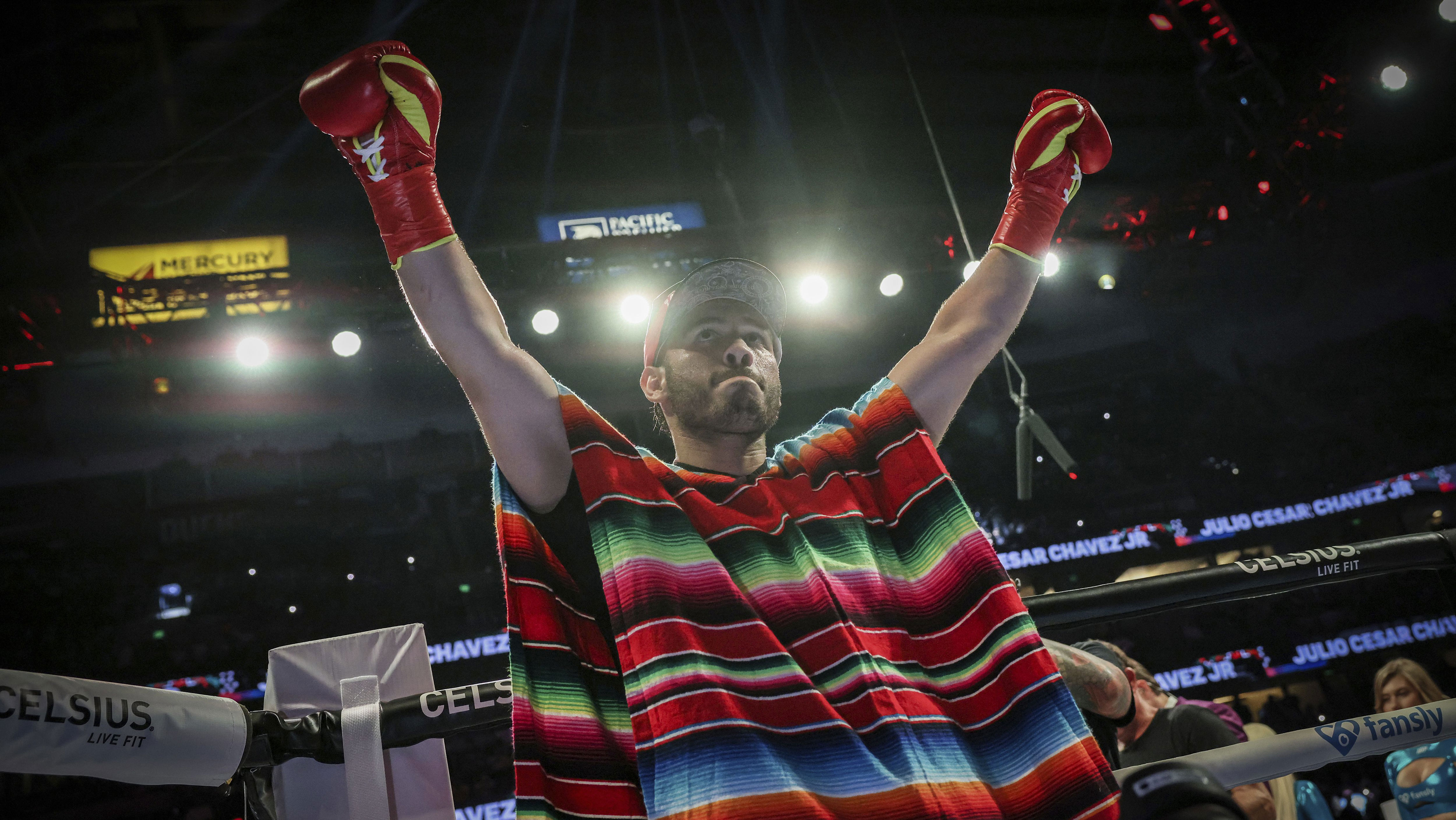 Mexicano Julio César Chávez Jr. noquea a John Caicedo en tres rounds