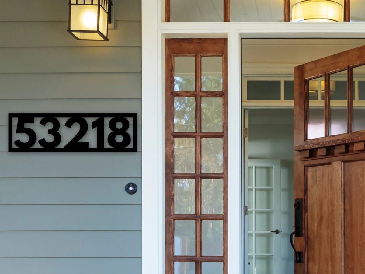20 house number ideas to boost curb appeal, from modern lawn signs to ...