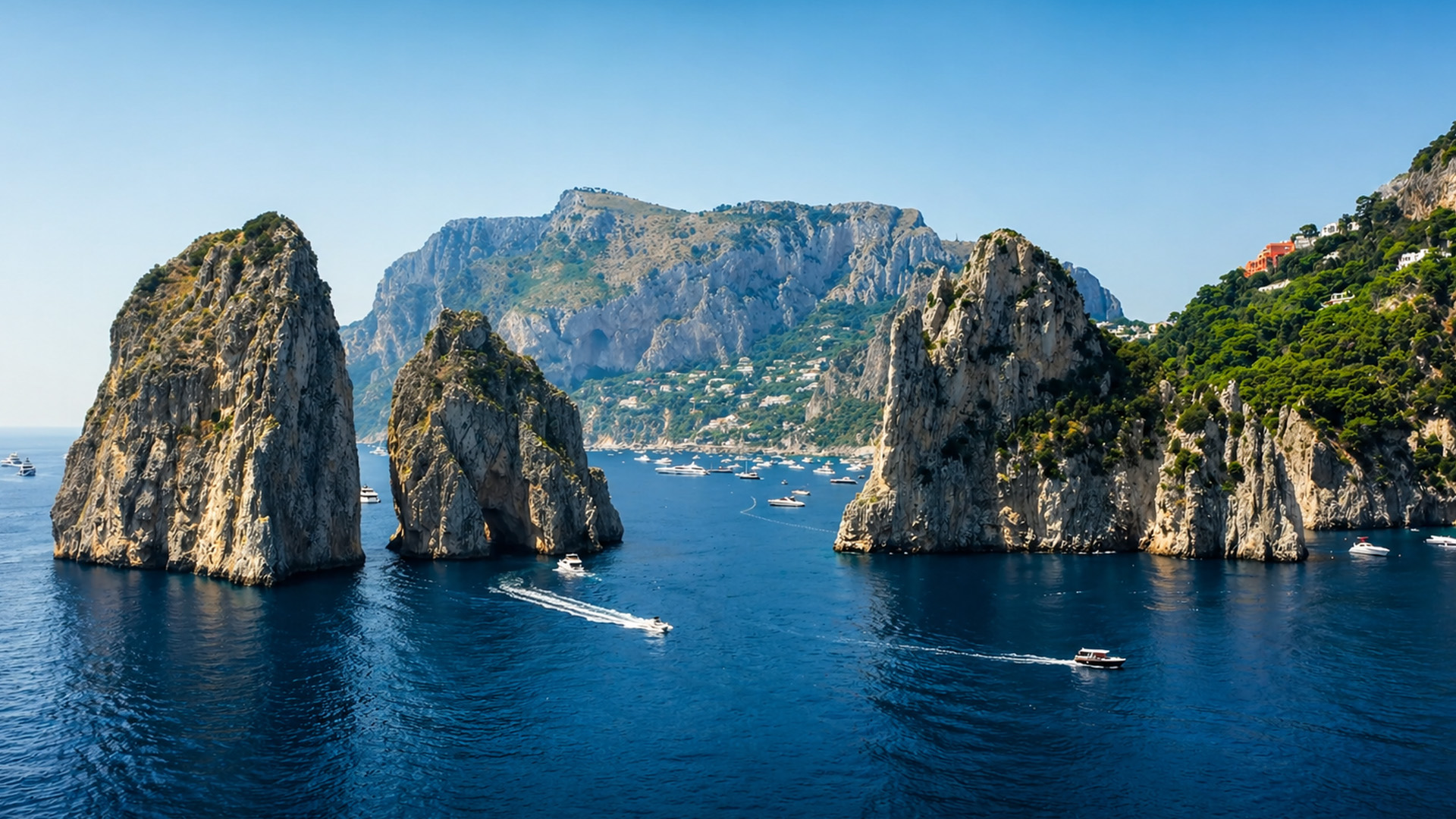 D’impressionnantes falaises qui émergent de la mer bleue