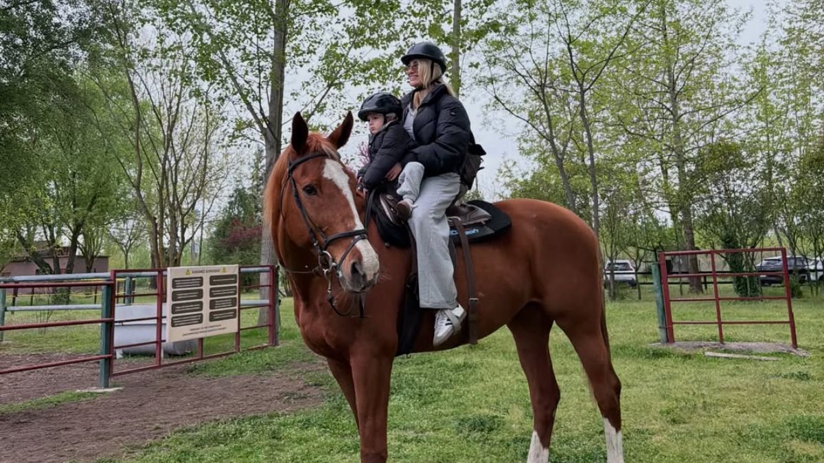 Ιωάννα Τούνη: Ο Πάρης συμμετέχει στα πιλάτες και κλέβει την προσοχή ...