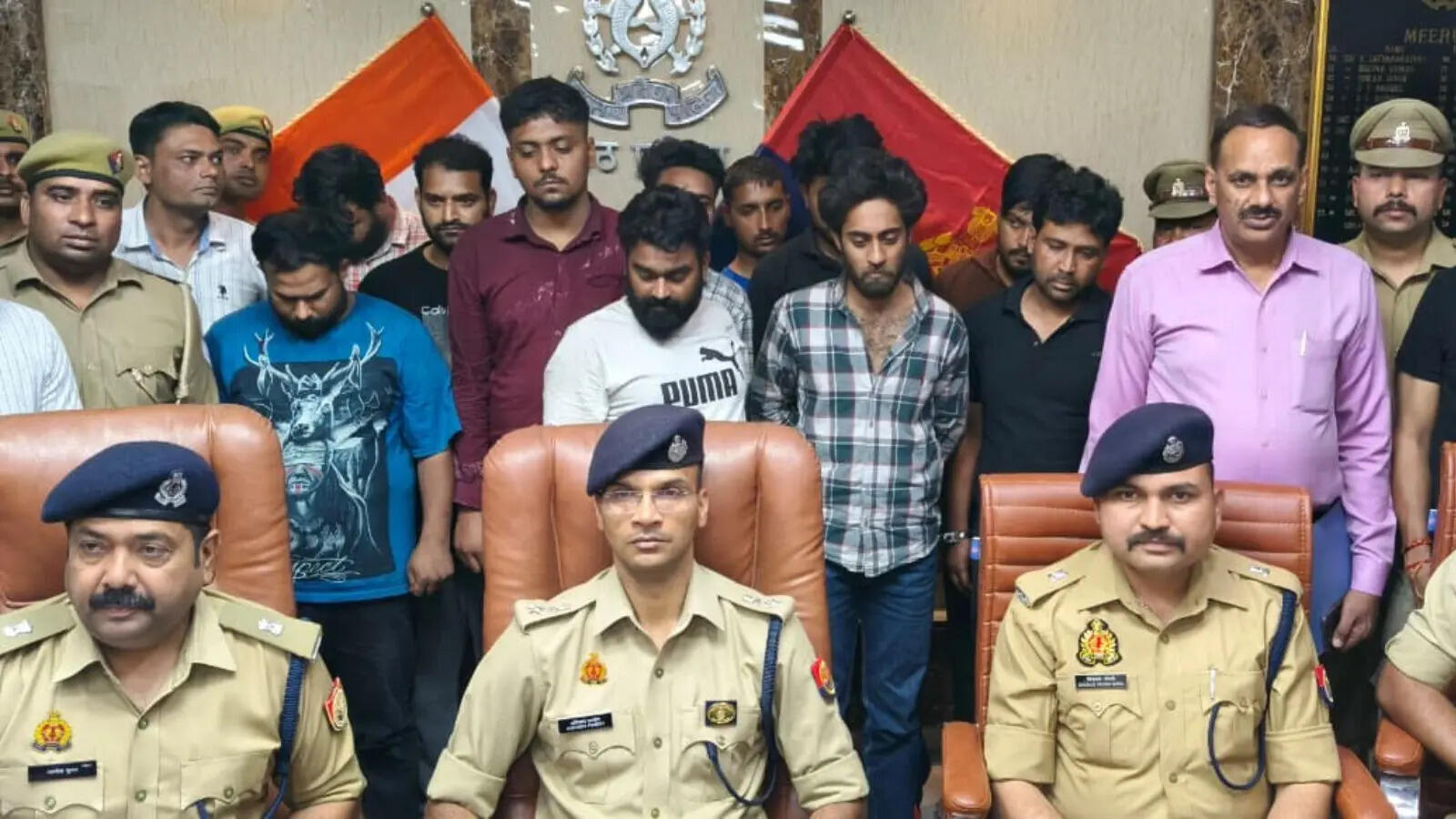 कमरे में बेड और बेड के नीचे तहखाने का खुफिया रास्ता, मेरठ में ऐसे चल ...