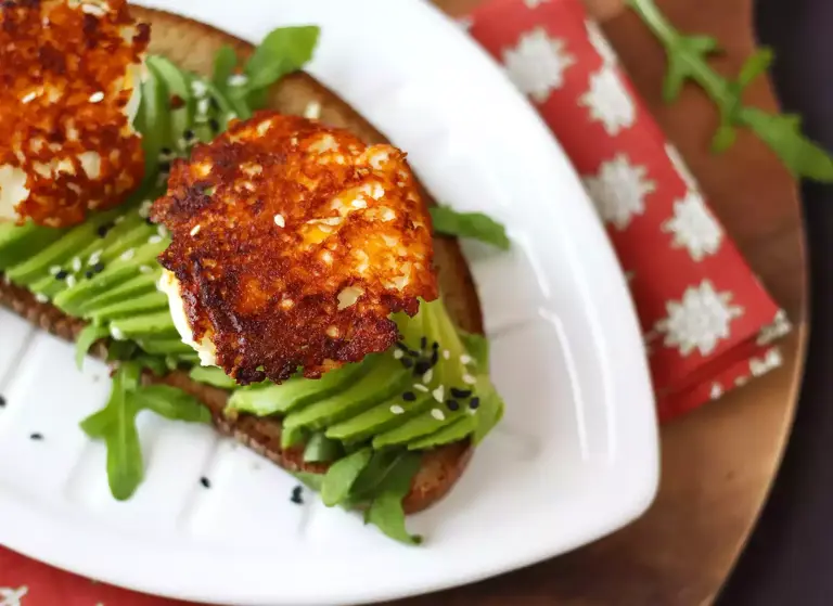 Ovos crocantes com feta: o truque simples que virou febre na internet