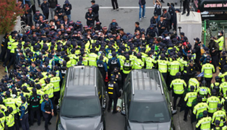 “건드리면 죽는다” 흉기·차량으로 경찰관 협박…화물연대 2명 구속 송치 예고 [세상&]