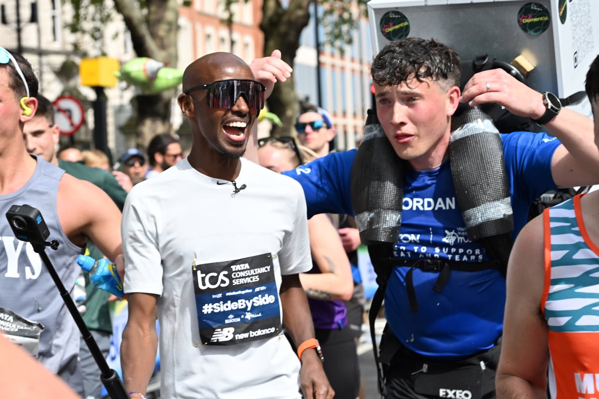 Sir Mo Farah helps London Marathon runners break down 'the wall'