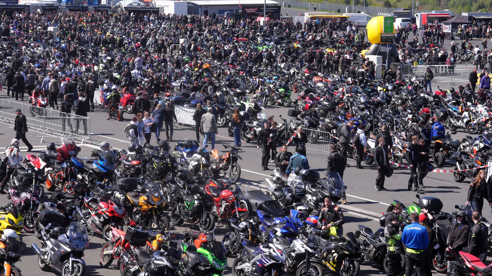 Nürburgring: Zehntausende Motorradfans feiern Saisonstart beim «Anlassen»