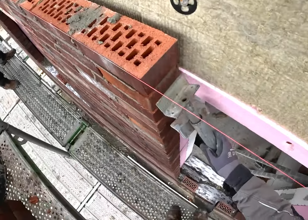 Bogen mauern von Anfang bis Ende - präzises Brickwork auf der Baustelle