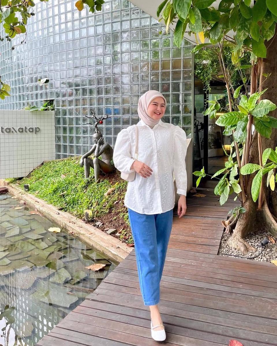 7 tips mix and match style hijab kemeja putih dan jeans