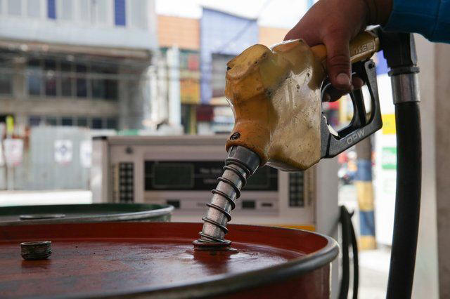 Oil rises, stocks swing as peace talk hopes wobble