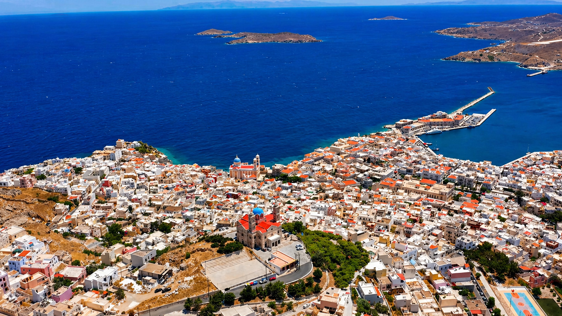 Λευκά σπίτια δίπλα στο βαθύ μπλε πέλαγος