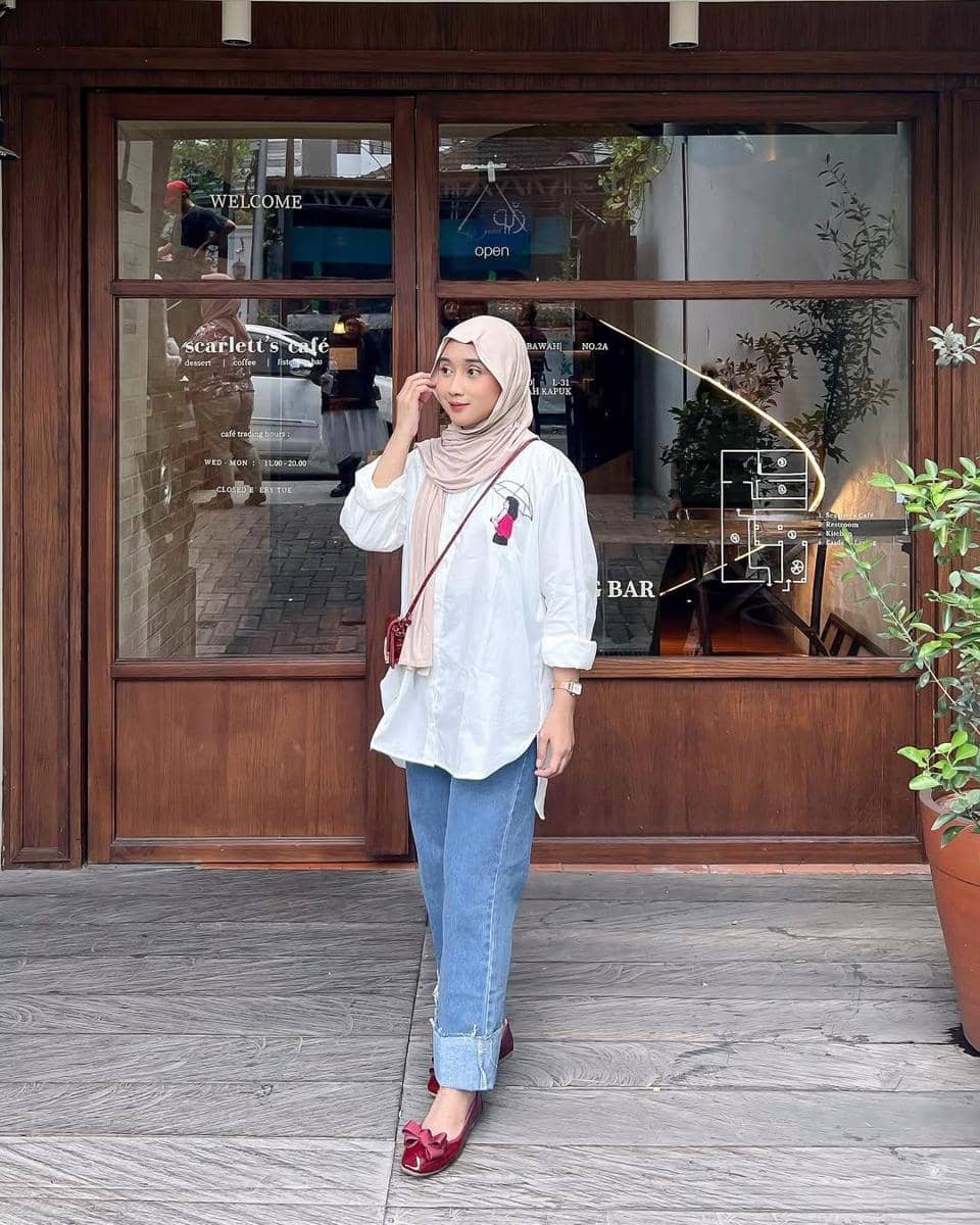 7 tips mix and match style hijab kemeja putih dan jeans