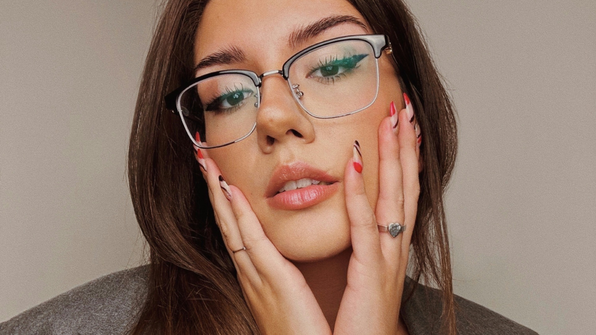 Makeup and glasses: techniques that really enhance the eyes