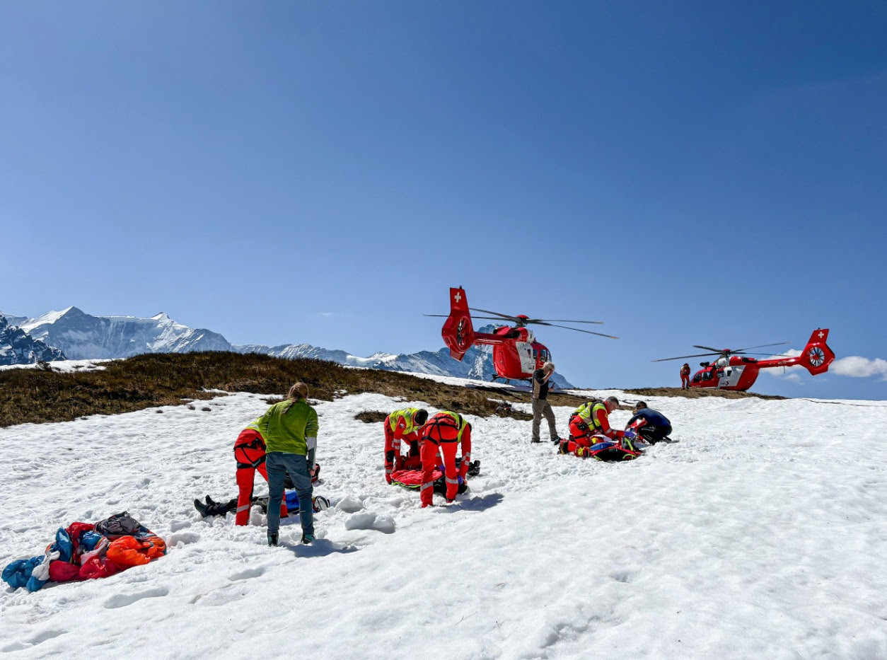 Zwei Gleit­schirme stossen in Grindel­wald zu­sammen: Pilot­innen ver­letzt