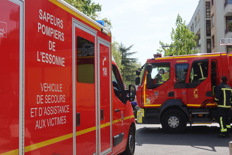 Un bus s’embrase avec des passagers à bord devant le commissariat de ...