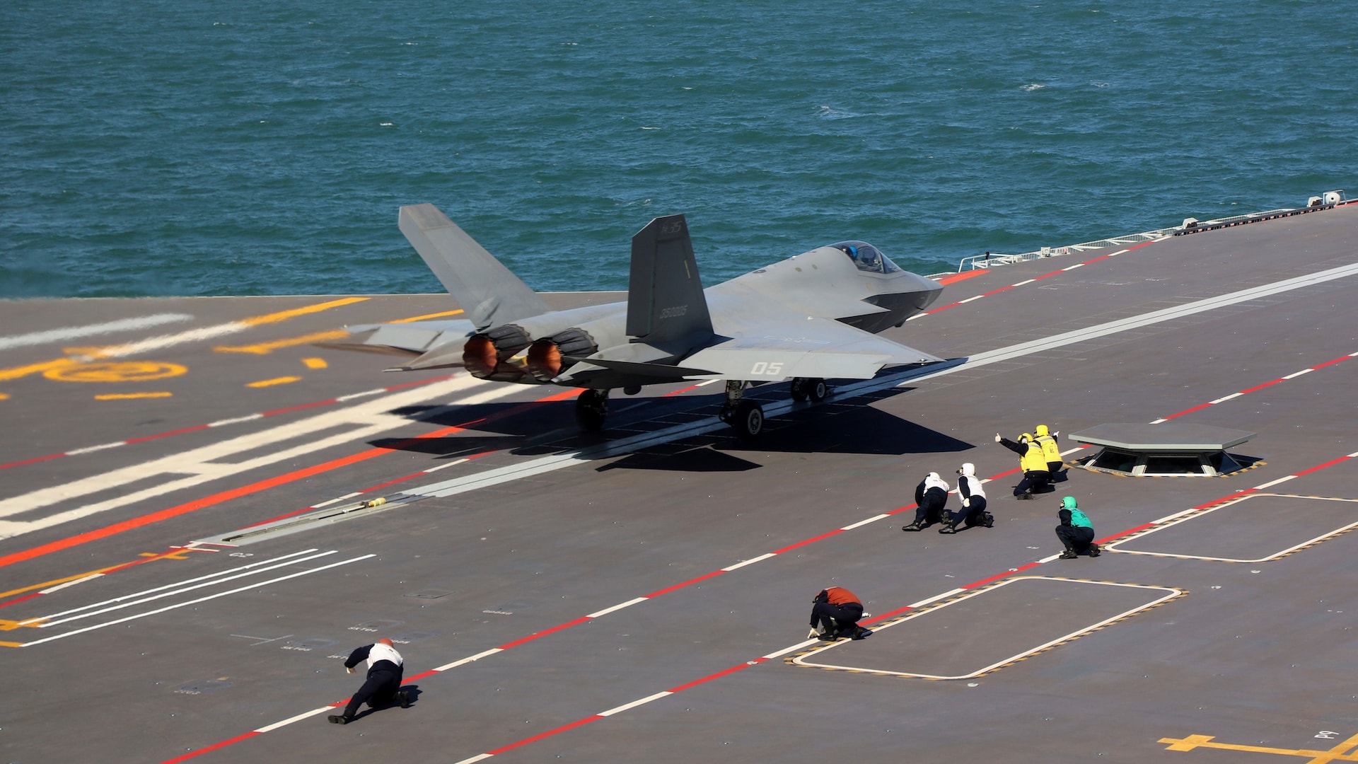 Chinas neuer Tarnkappenjet J-35 „Blue Shark“ ist startklar für den ...