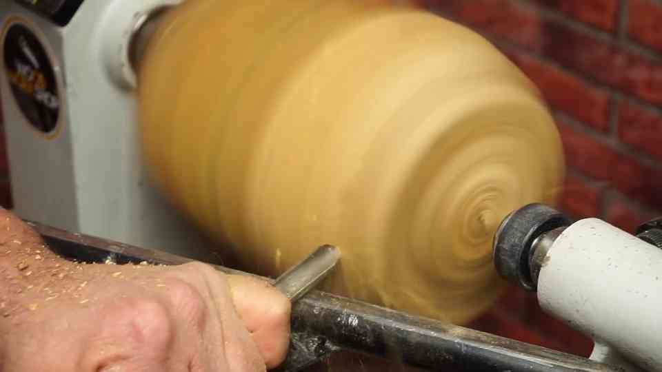 Watch how this rotten wood piece turns into a bowl instead