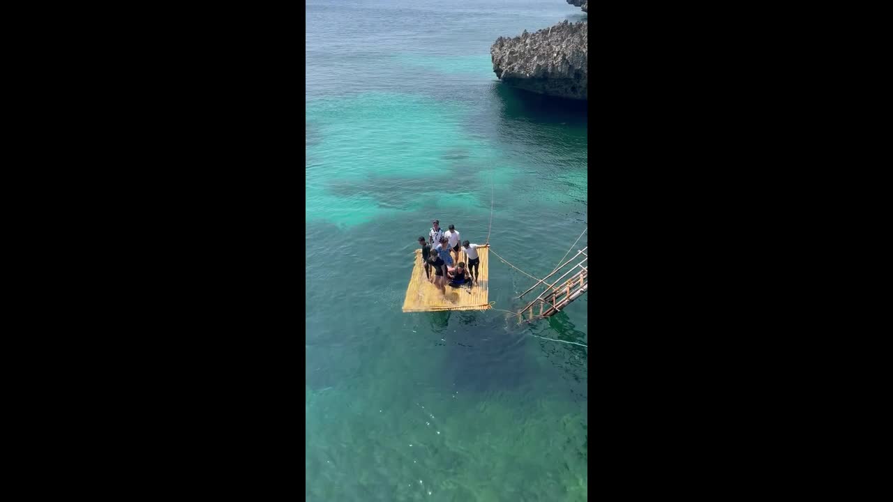 Raft slowly sinks as family pose for pictures