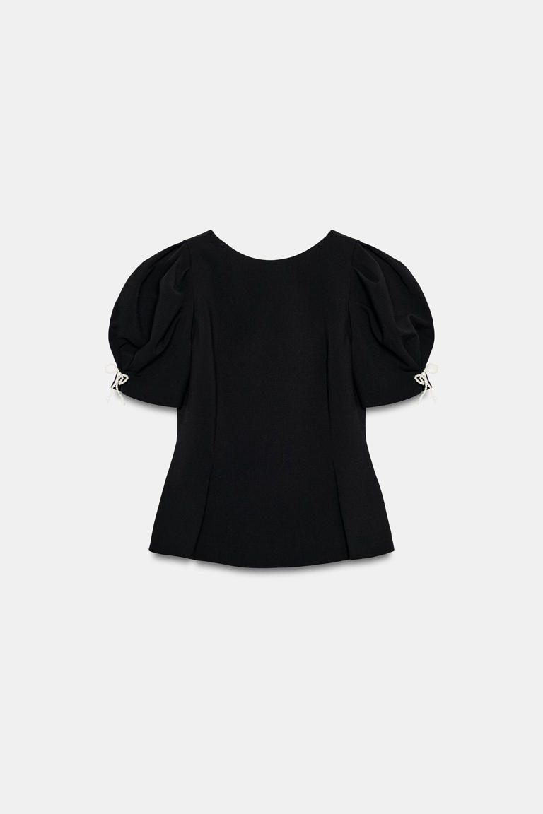 『一軍トップス』候補カモ! 【ZARA】シンプルなのにキマる「ブラック映えトップス」
