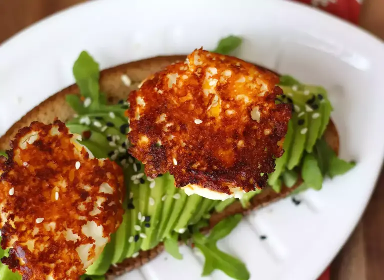 Ovos crocantes com feta: o truque simples que virou febre na internet