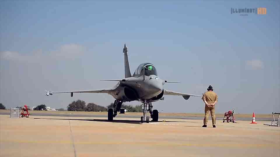 Watch a Rafale fighter jet explode into a full-power takeoff
