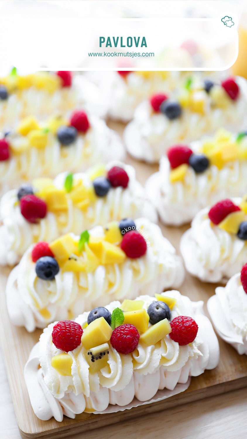 Klassieke pavlova met room en fruit