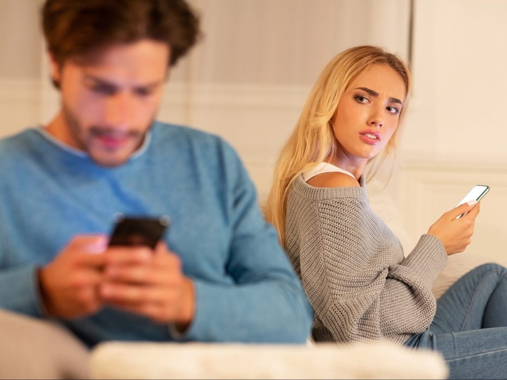 Dear Abby: Friend's wife told my boyfriend to keep her texts a secret