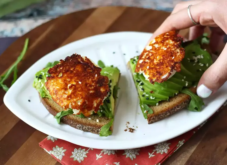 Ovos crocantes com feta: o truque simples que virou febre na internet