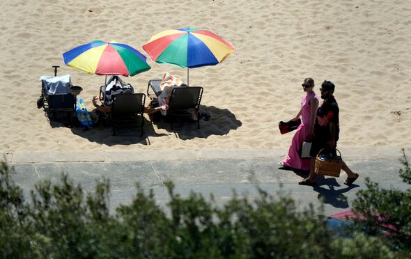 UK weather maps show 23C mini-heatwave as May scorcher hits 28 counties ...
