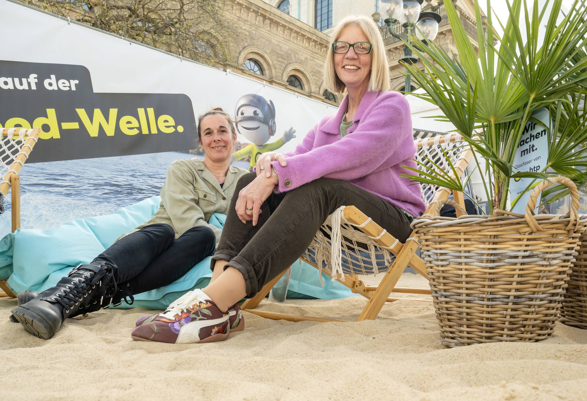 Mit Liegestühlen und Sand: Der Opernplatz wird zur Strandoase mitten in ...