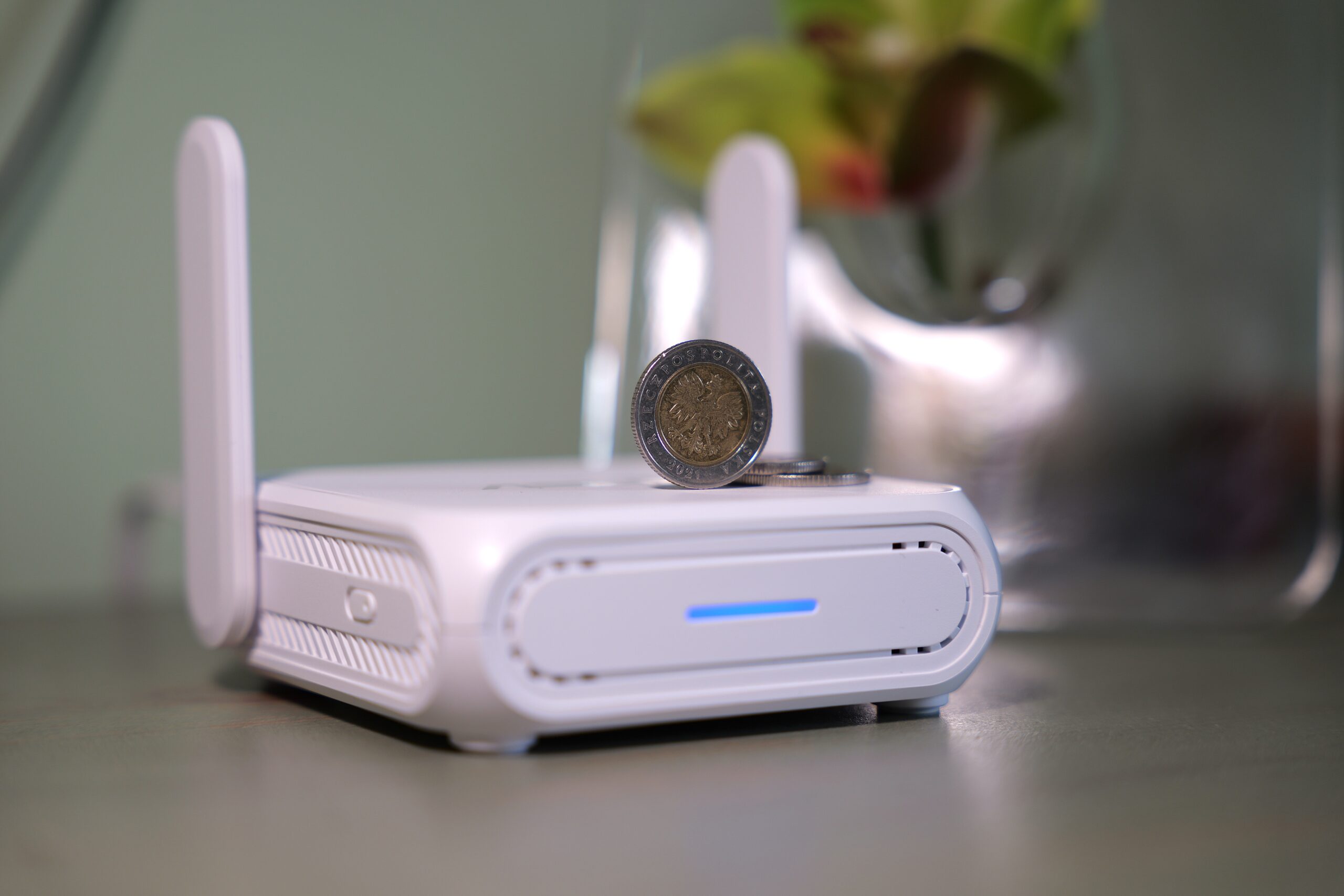 Zalecają położenie monety na router Wi-Fi. Do czego ona służy?