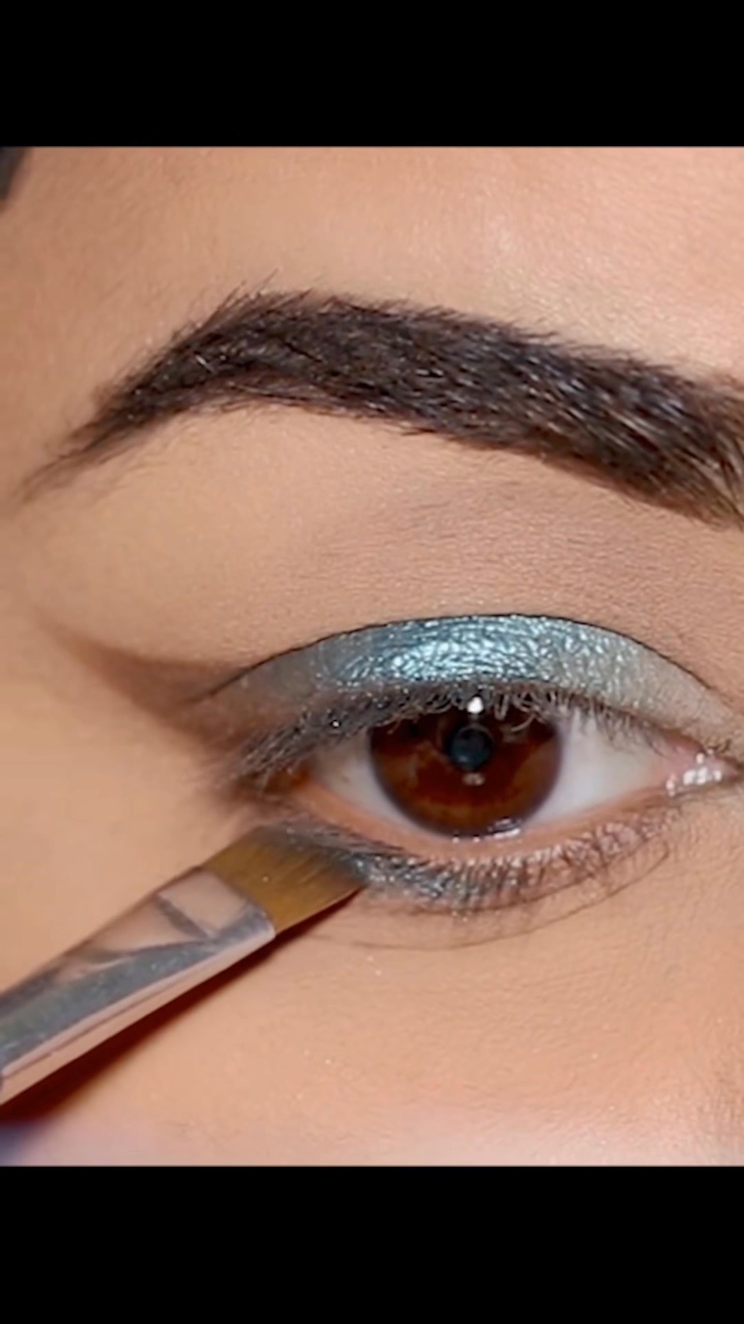 Winged cut crease tips for hooded eyes