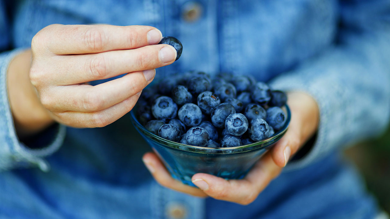 Scientists reveal the best way to eat blueberries to get the most ...