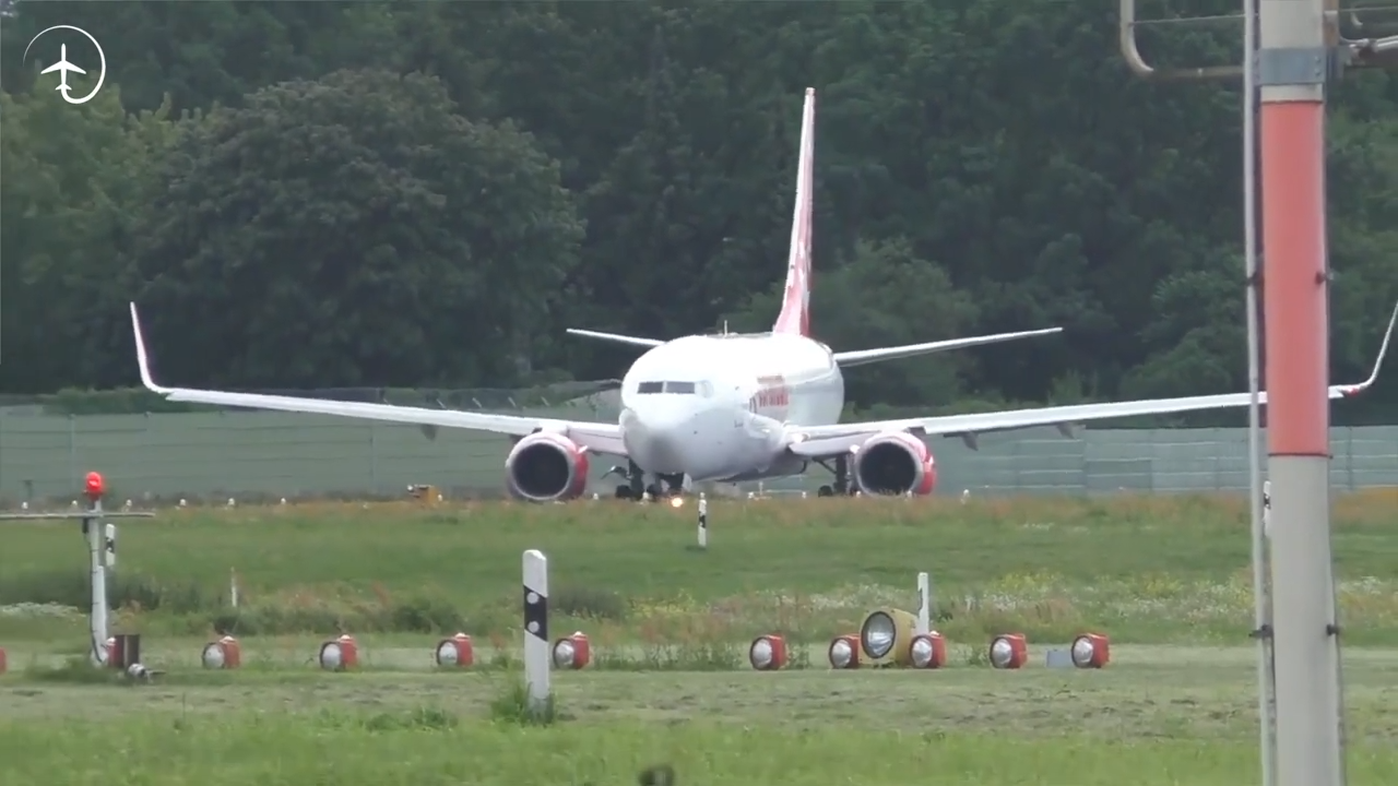 Watch what happens when a plane goes too fast - "It starts breaking"
