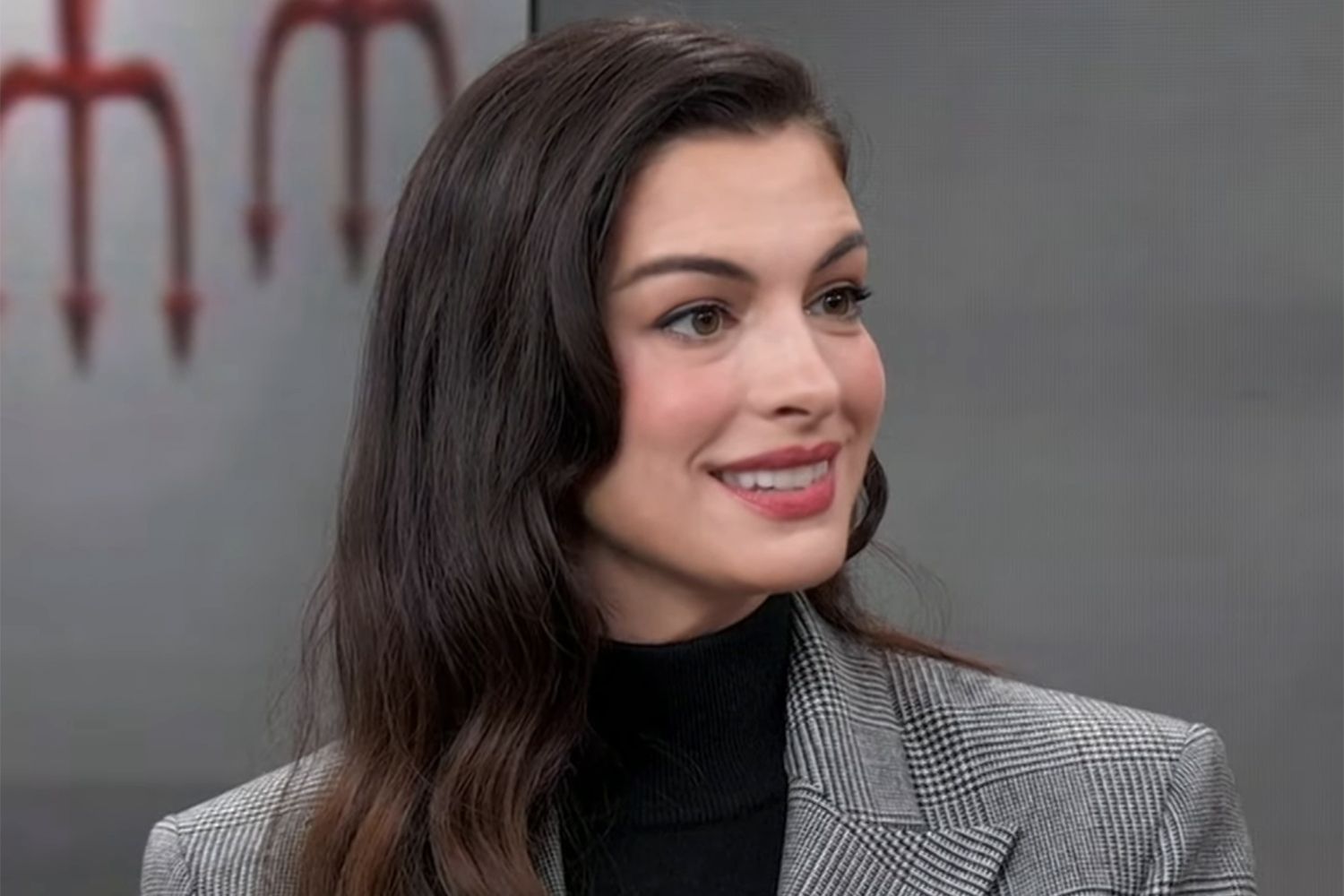 Anne Hathaway refutes claim that models were fired from “Devil Wears ...