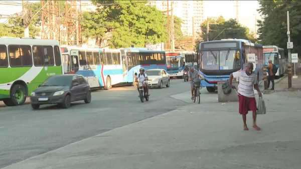 Passageiros embarcam na rua em Nova Iguaçu enquanto terminal rodoviário ...